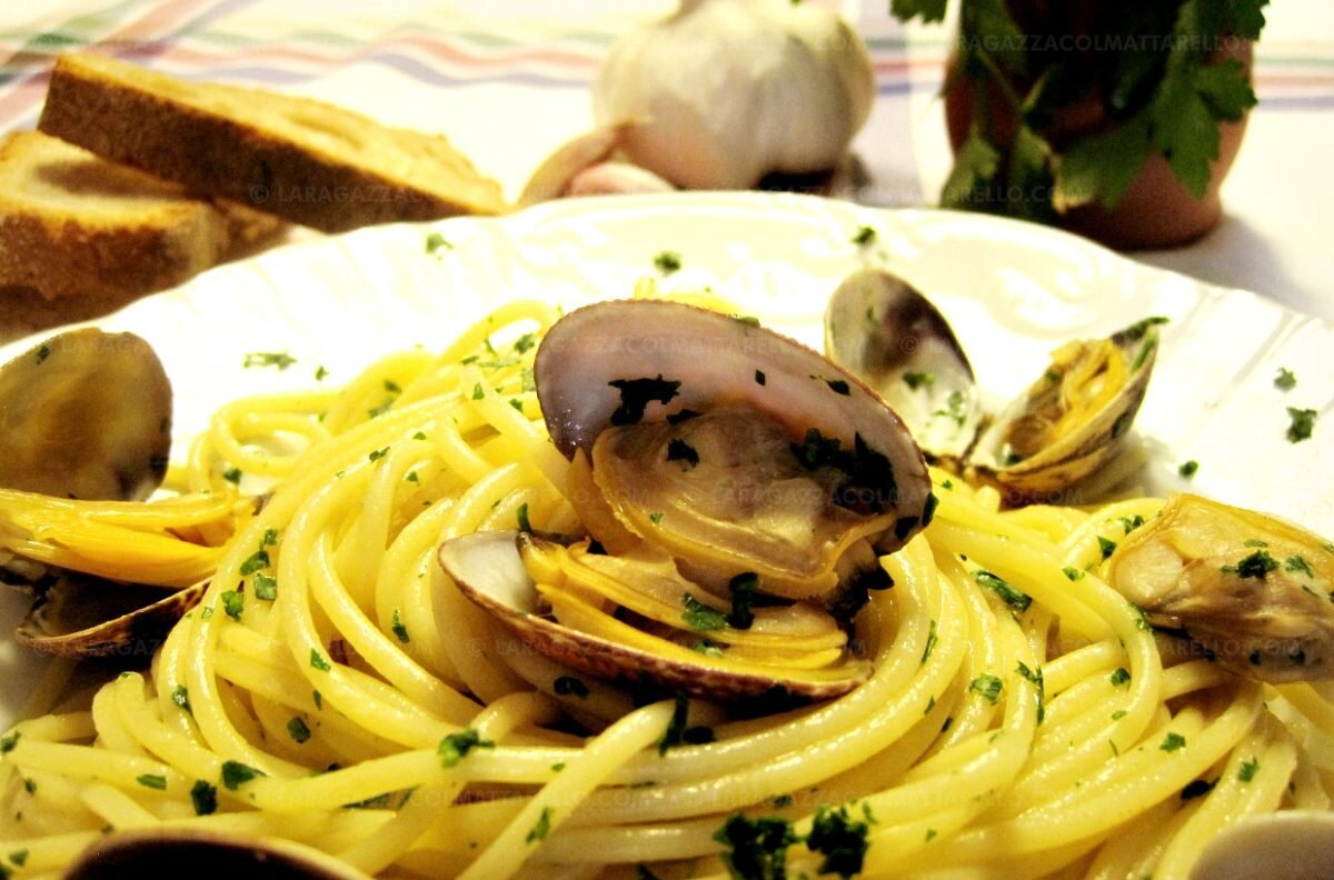 Pasta con almejas (Spaghetti alle vongole) ~ La ragazza col mattarello