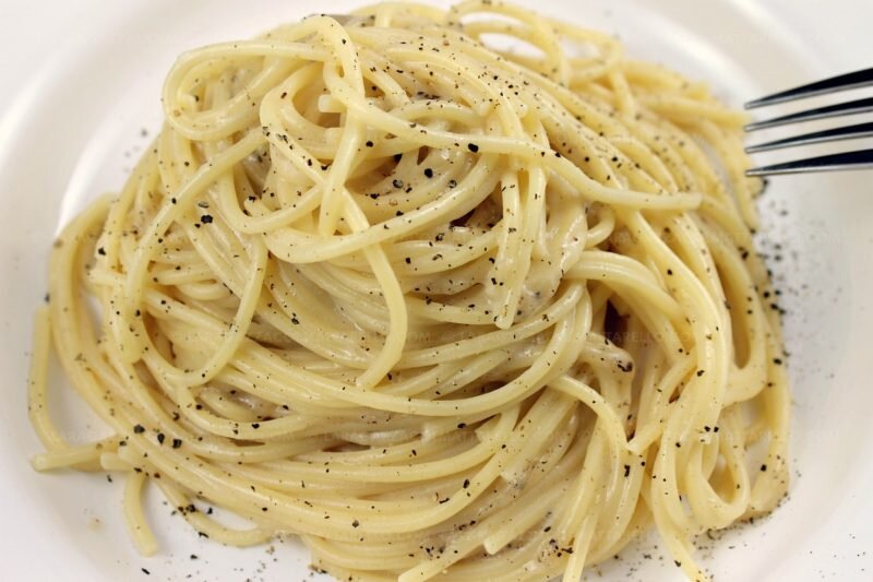 Pasta cacio e pepe (cheese and black pepper) a la romana ~ La ragazza ...