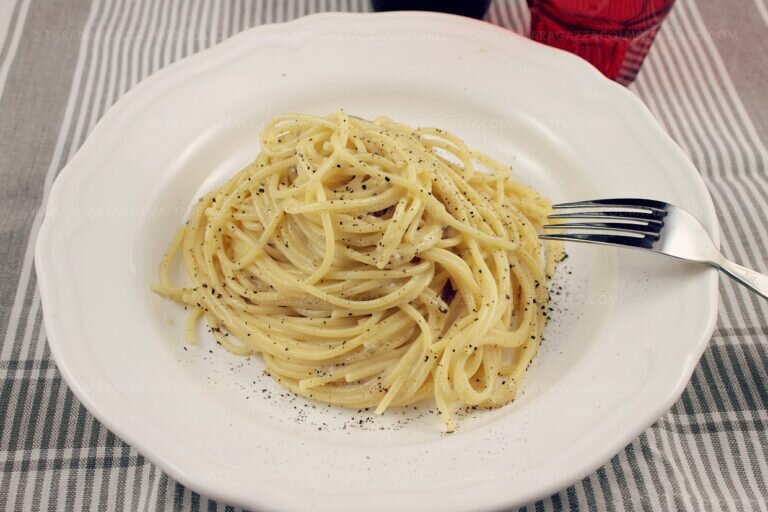 Pasta cacio e pepe (cheese and black pepper) a la romana ~ La ragazza ...
