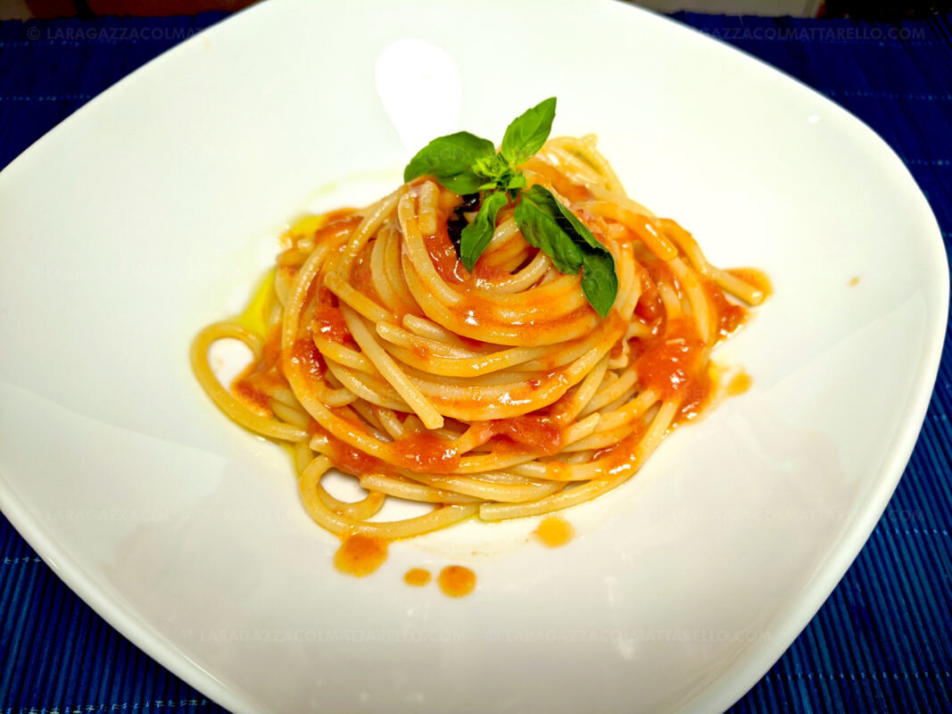 Pasta con tomate y albahaca (pasta al pomodoro all'italiana) ~ La ...